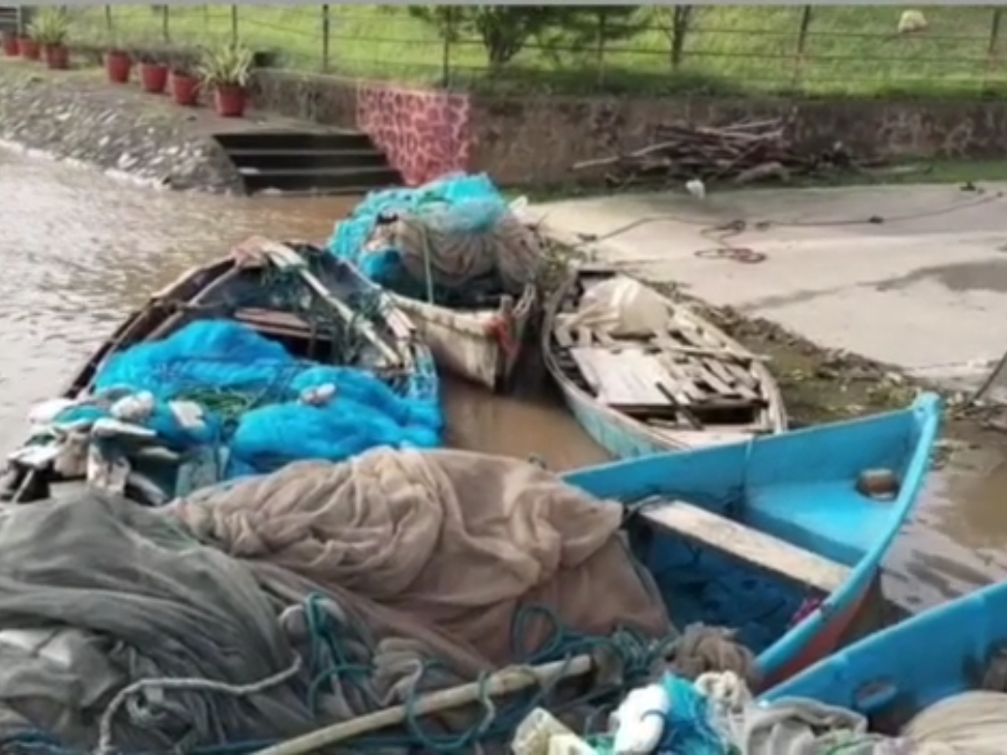 Tapi river overflows with water released from Ukai Dam, Mandvi ...