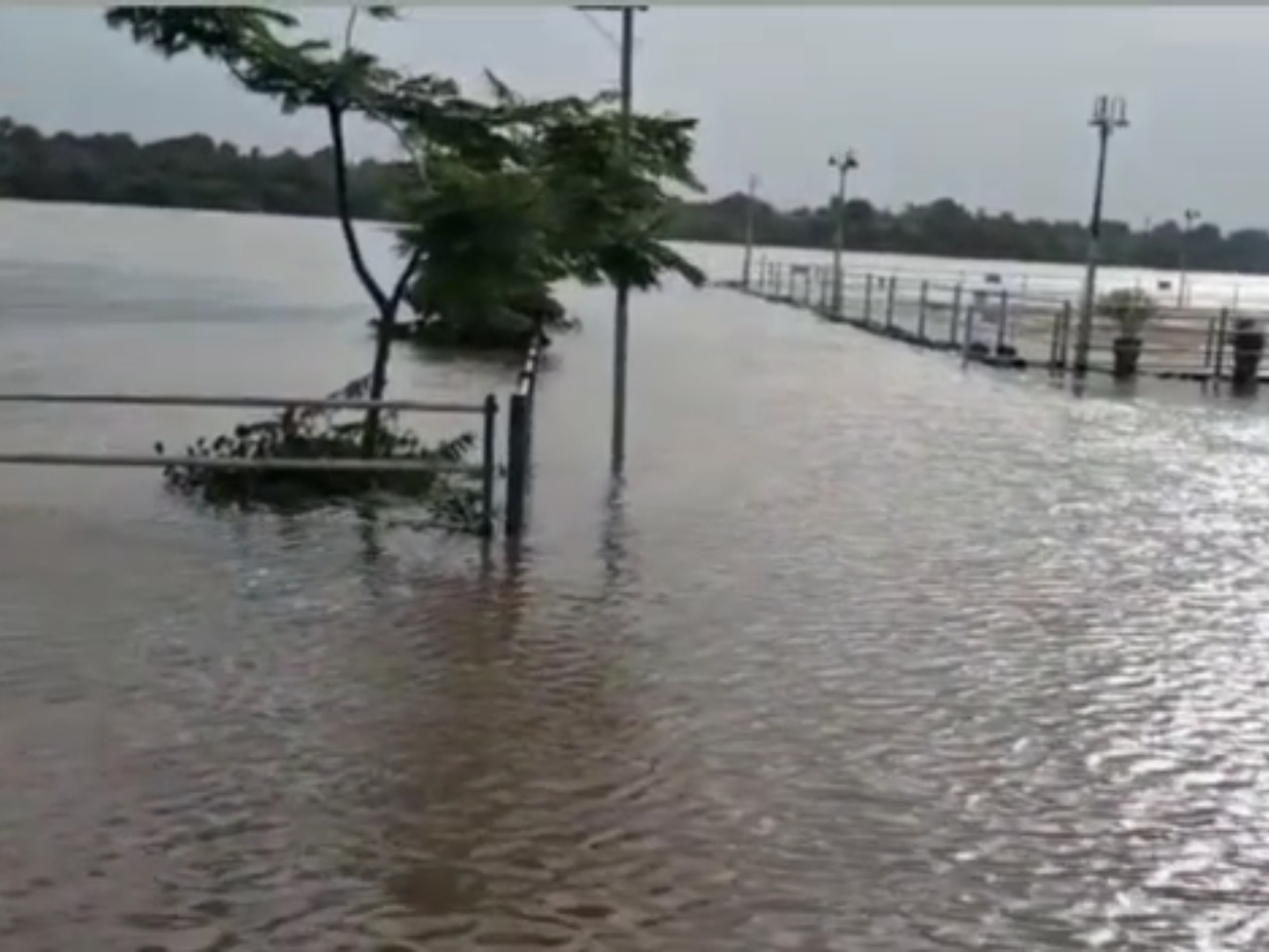 Tapi river overflows with water released from Ukai Dam, Mandvi ...