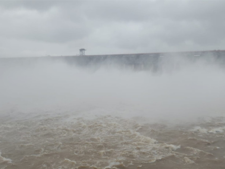 water released from Ukai Dam due to heavy rains upstream and water ...