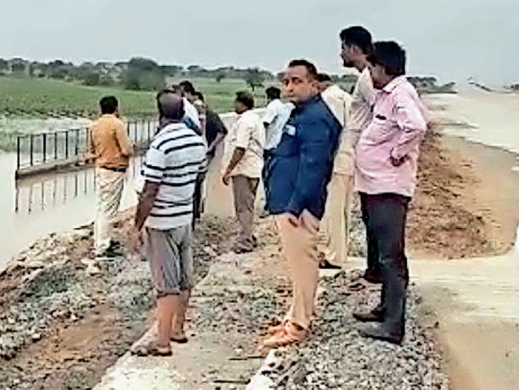 In the fields of Amod, the officers started running to see the outrage ...