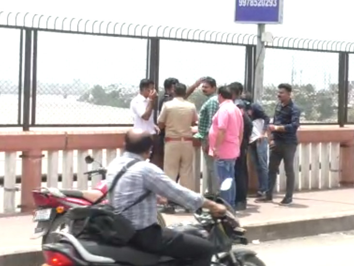Youth jumps into hot Tapi river from bridge connecting Kapodra-Mota ...