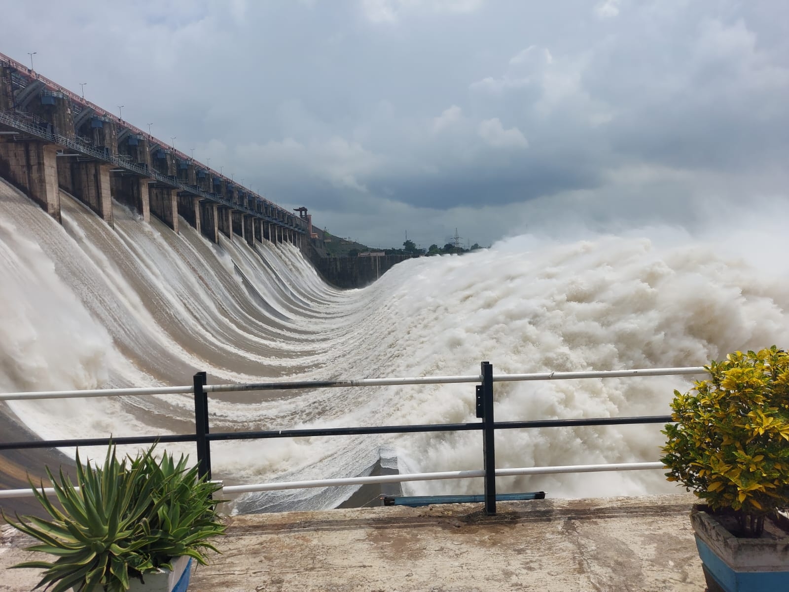 More than 91 thousand cusecs of water in Ukai Dam, 6 gates of the dam ...