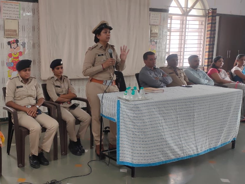 Ankleshwar GIDC Police conducted awareness program at Swaminarayan ...