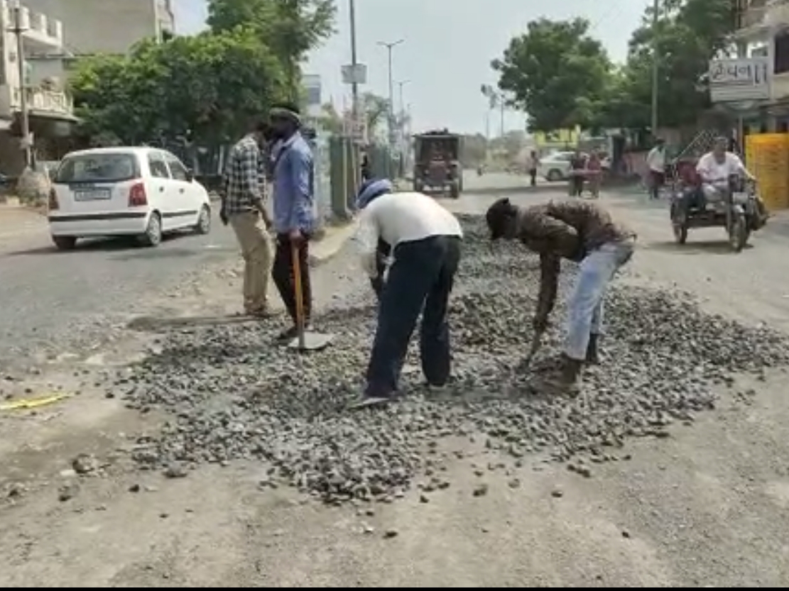 There are potholes all over the road in Botad city, now the roads will ...