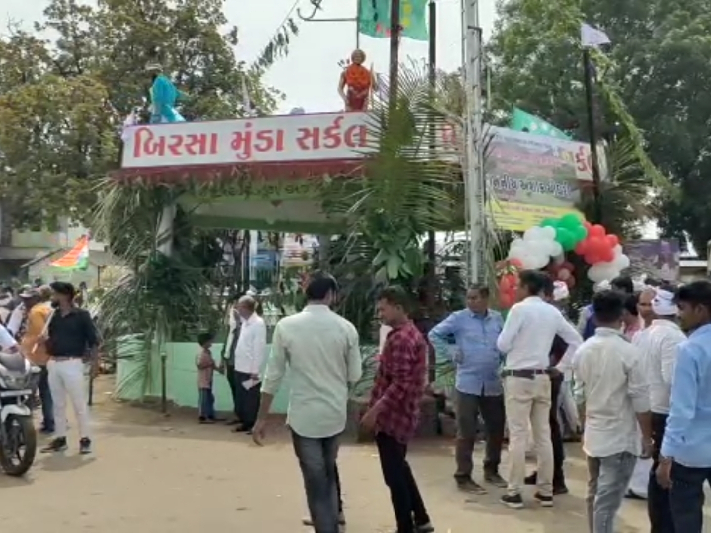 Adivasi Day was celebrated grandly at Bhiloda; Danced with arrows in ...