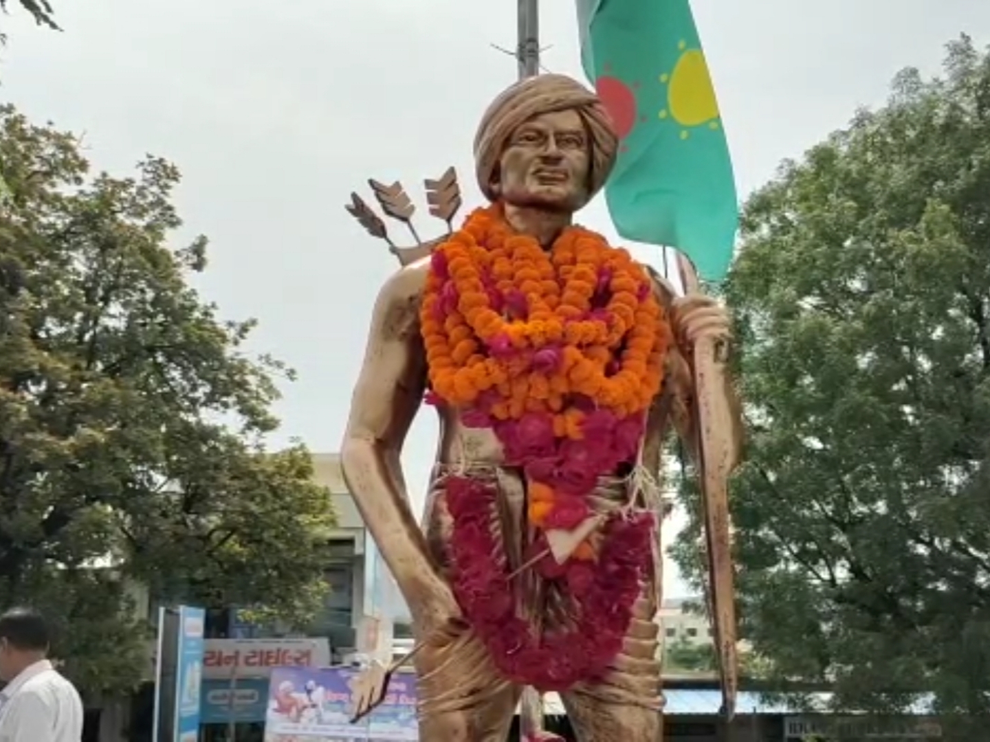 Adivasi Day was celebrated grandly at Bhiloda; Danced with arrows in ...