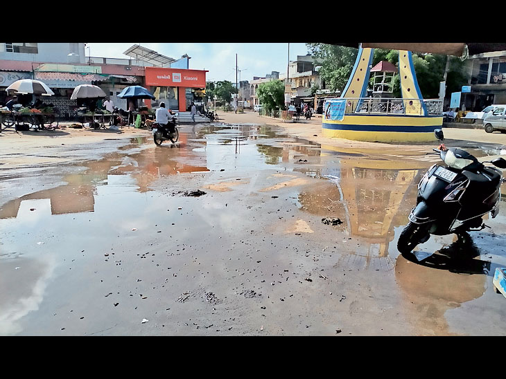 Damnagar's Sardar Chowk is overflowing with sewage water on the roads ...
