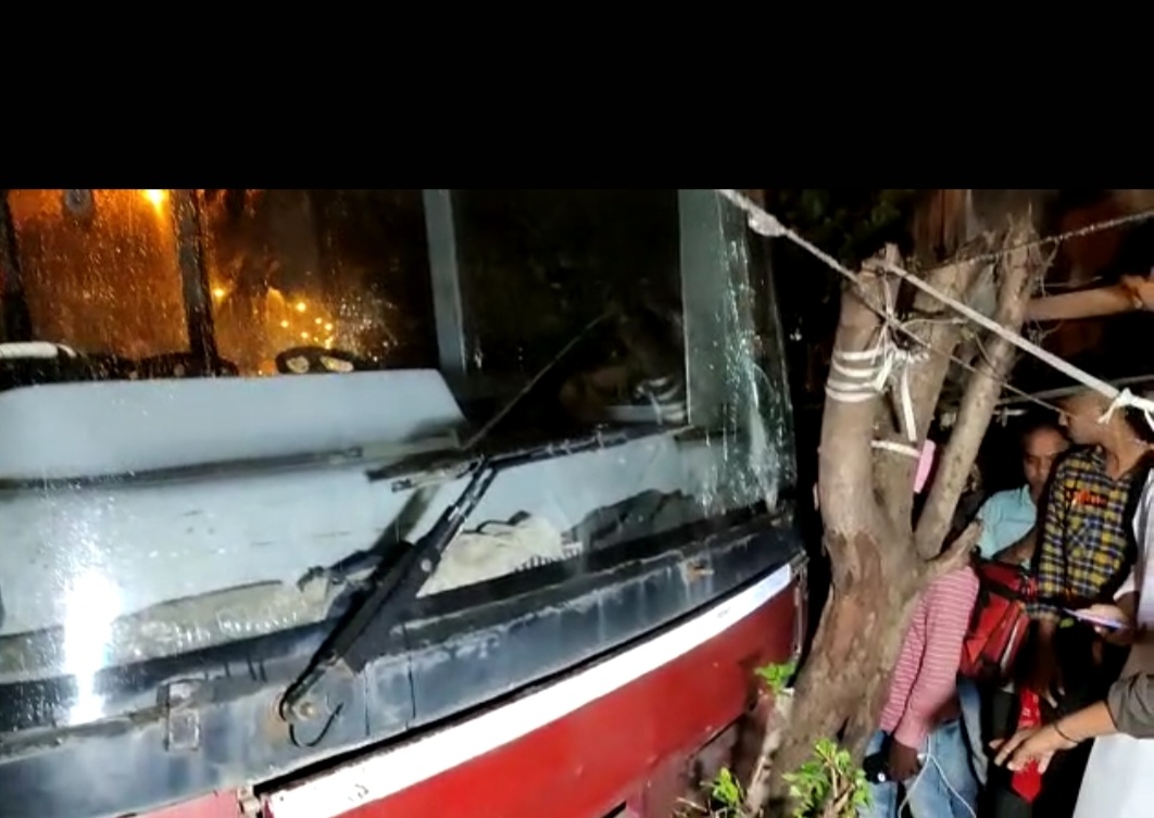 Driver of BRTS bus overflowing Parvat Patiya loses control and crashes ...