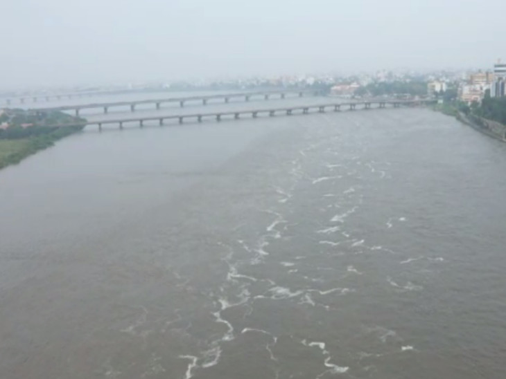 Dramatic flow of Tapi river as huge volume of water is released from ...