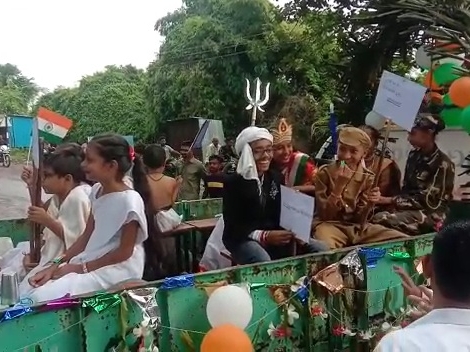 Students showing patriotism by making a map of the country in Bodeli ...