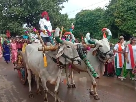 Students showing patriotism by making a map of the country in Bodeli ...