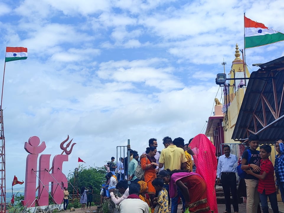 Tricolor flag was hoisted on the pinnacle of Chamunda Mataji's temple ...