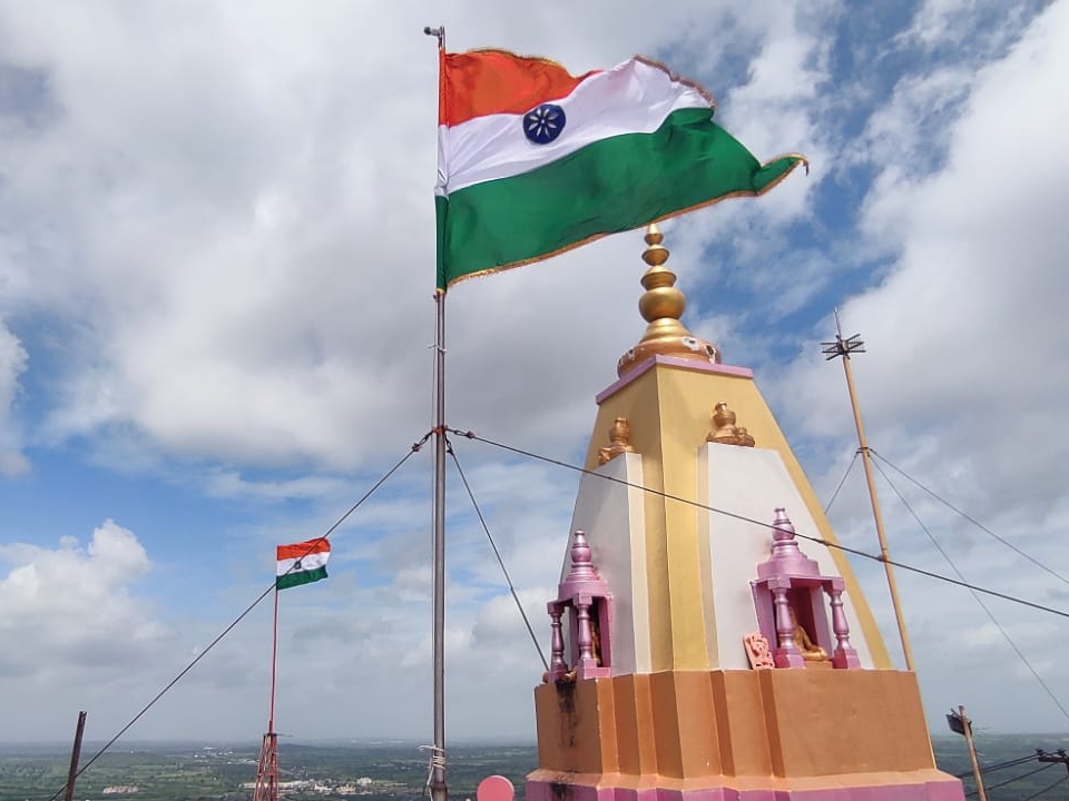 Tricolor flag was hoisted on the pinnacle of Chamunda Mataji's temple ...