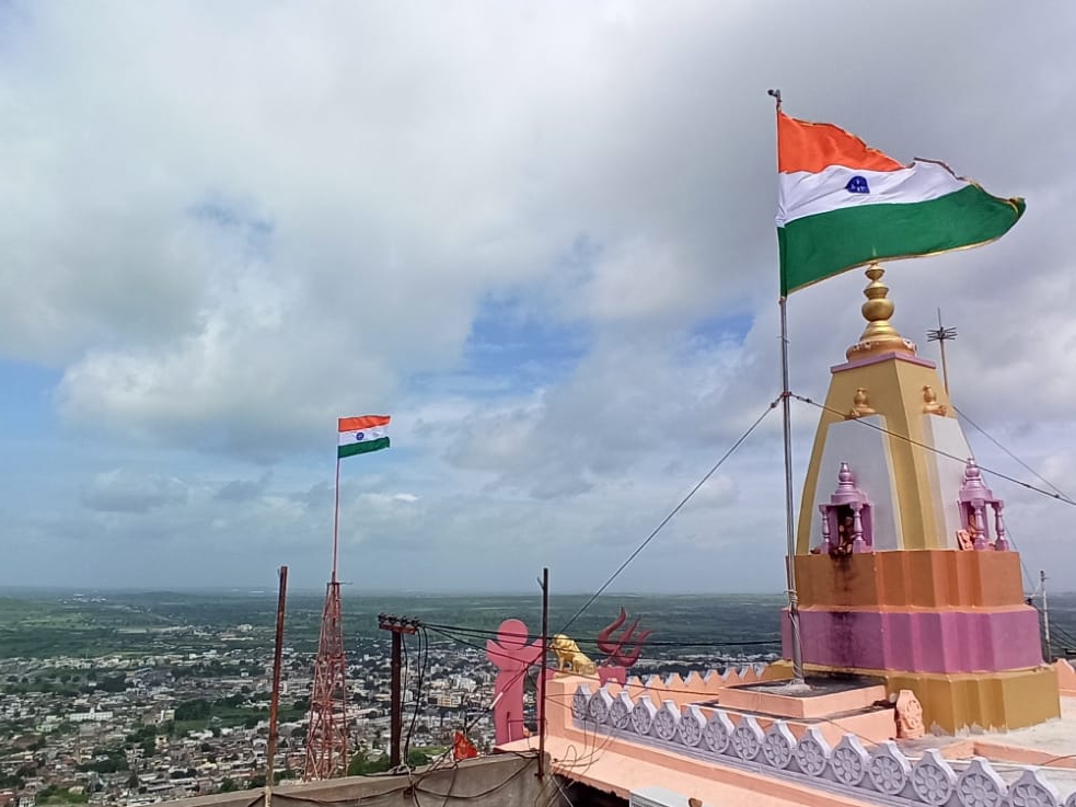 Tricolor flag was hoisted on the pinnacle of Chamunda Mataji's temple ...