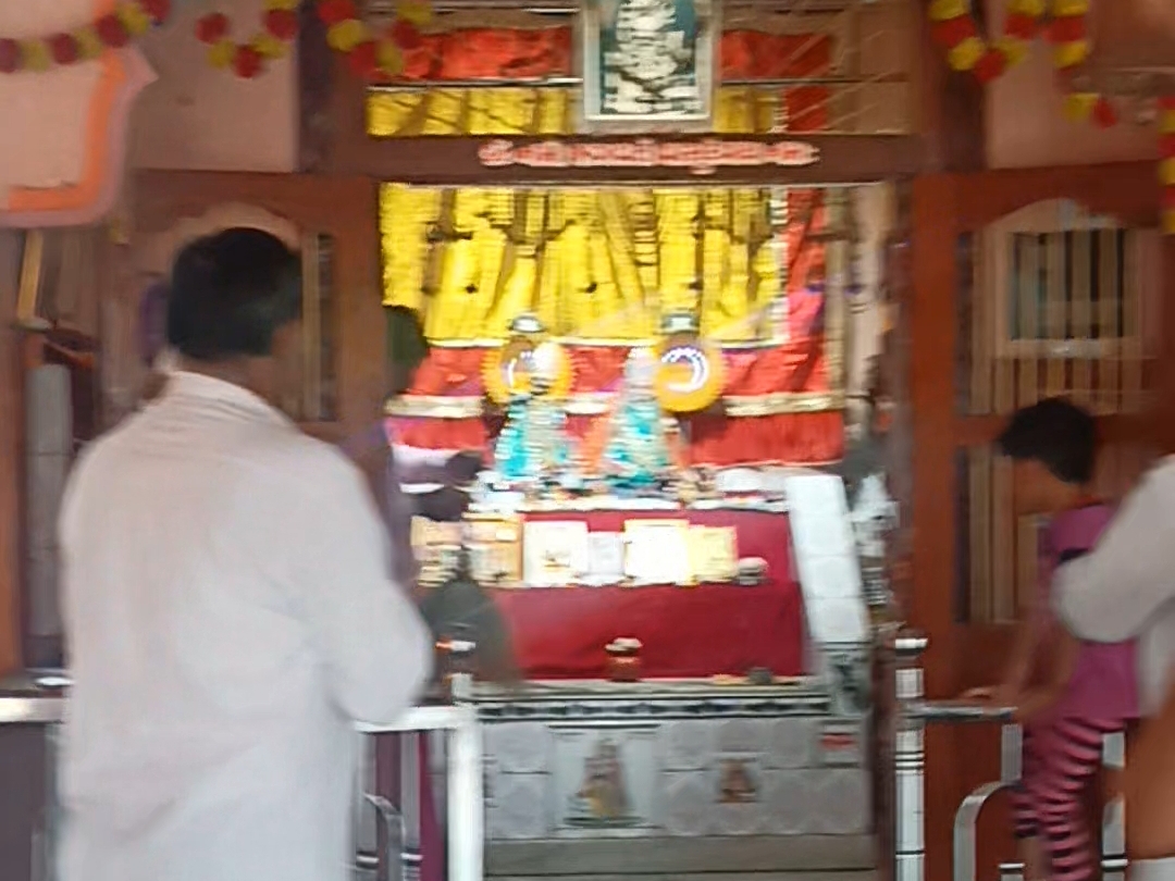 Villagers of Radha Krishna Temple of Kavath village in Kapdvanj ...