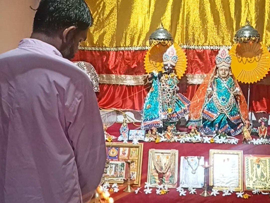 Villagers of Radha Krishna Temple of Kavath village in Kapdvanj ...