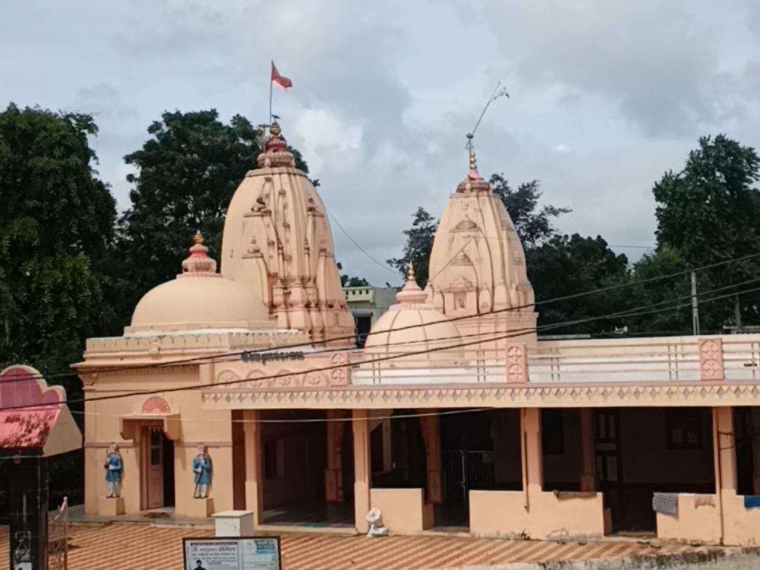 Villagers of Radha Krishna Temple of Kavath village in Kapdvanj ...
