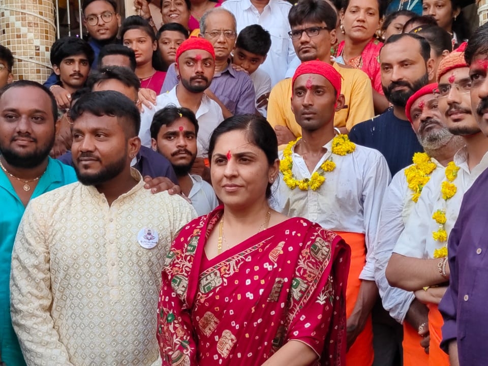 A human procession from the station to the Golden Palace on the second ...