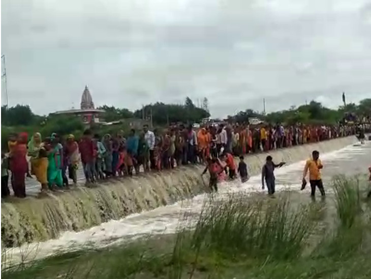 People crossed the stream of water and reached the fair at Atkot