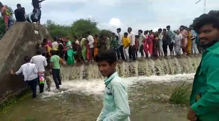 People crossed the stream of water and reached the fair at Atkot ...