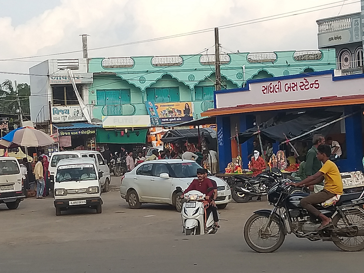 Sadhli bus stand became a parking lot for private vehicles | હાલાકી ...