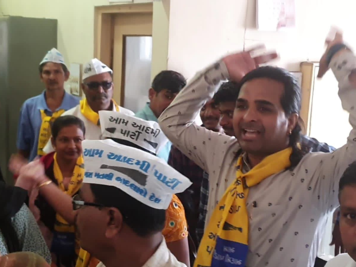 In Navsari city, AAP activists staged massive protest on water issue ...
