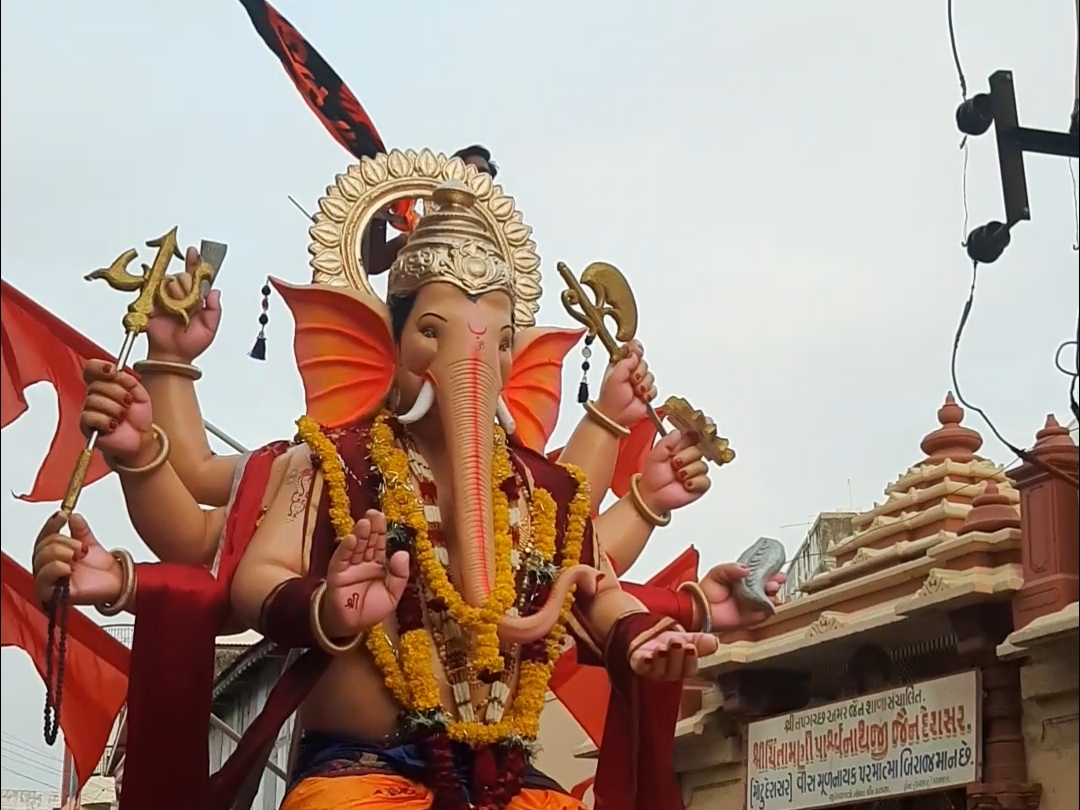 Arrival of a huge statue of Vighnaharta Ganapati in Khambhat; Crowds of ...