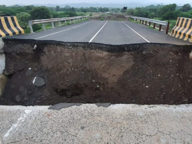 A gap of 20 feet on the bridge built at the cost of crores near Rampura ...