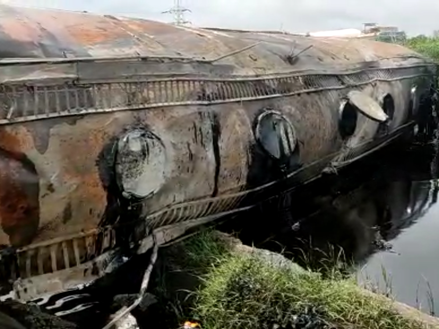Oil tanker overturns near Suthwad in Navsari, rivers of oil flow on ...