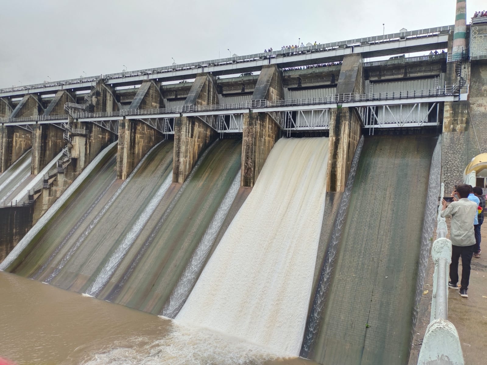 Dantiwada Dam overflows after five years, crowds flock to watch a gate ...