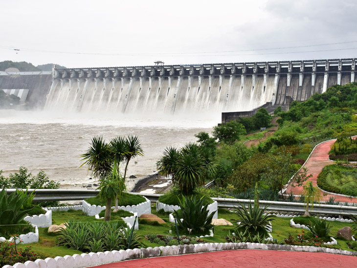 7.65 lakh cusecs water inflow in Narmada Dam, 2.39 meters from maximum ...