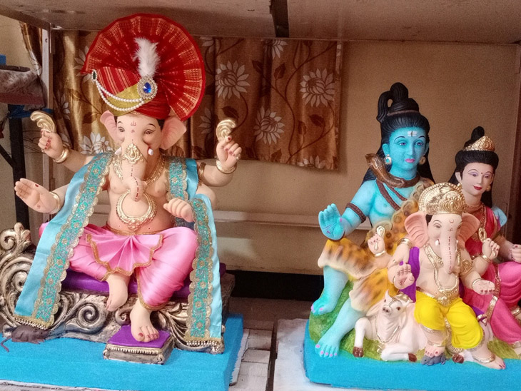 Amid arrival of giant statues of Sriji in Bharuch, small idols buzz ...