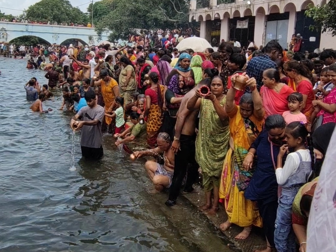 A large number of devotees thronged Junagadh's Damdor Kund today on the ...