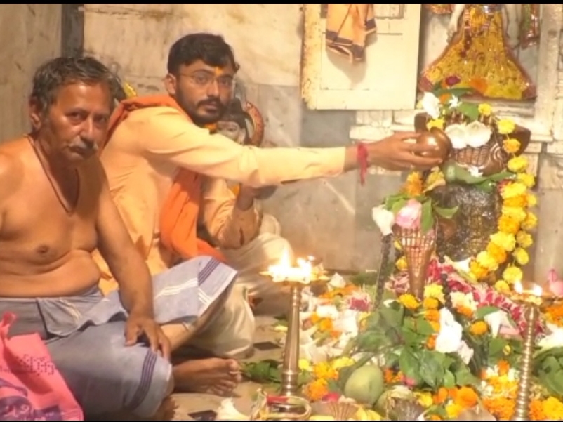 Thrineshwar Mahadev temple in Thangarh thronged with devotees, devotees bathed in the tank with ...