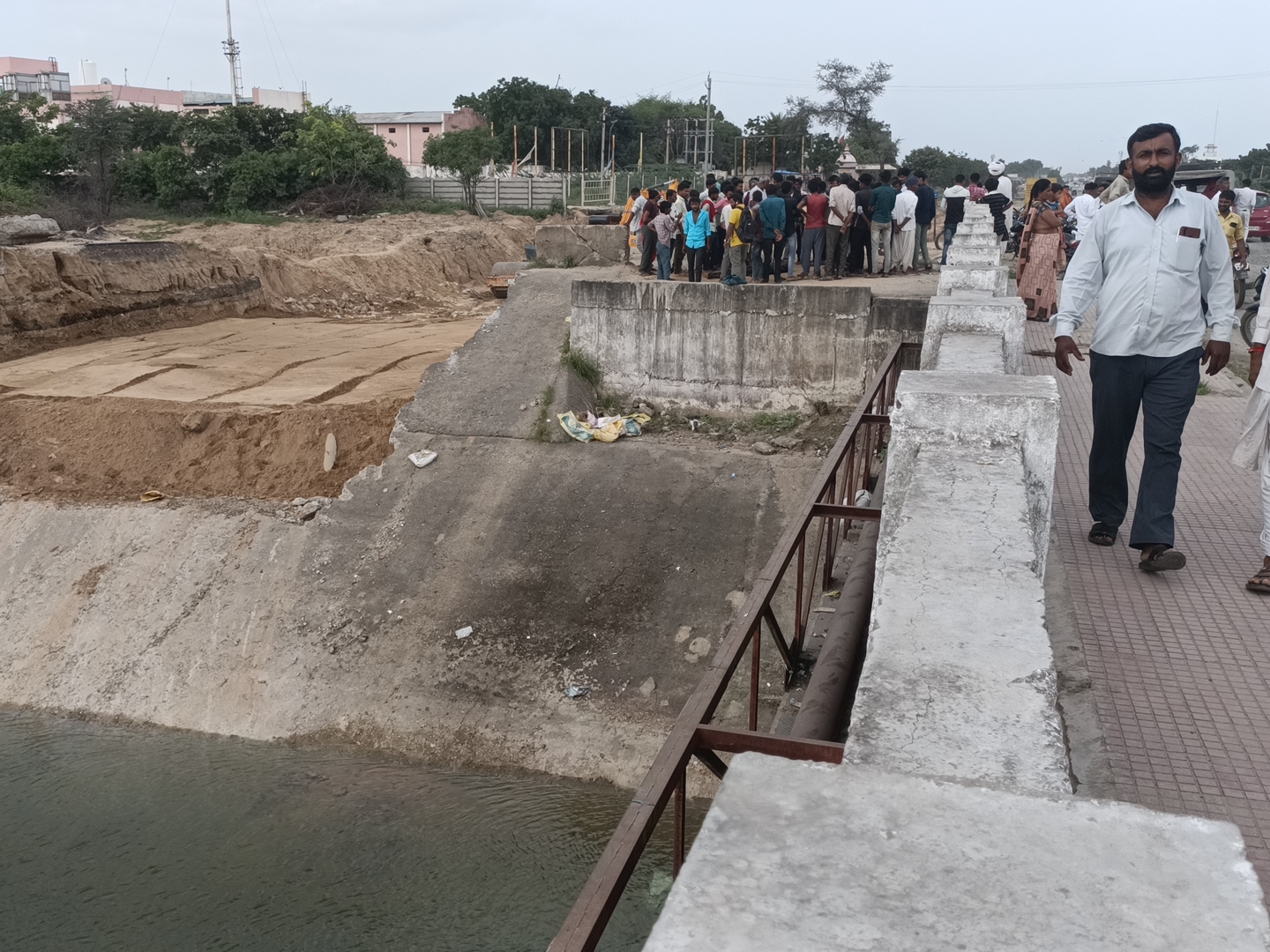 Dead body of Vavna youth found floating in main Narmada canal in Tharad ...