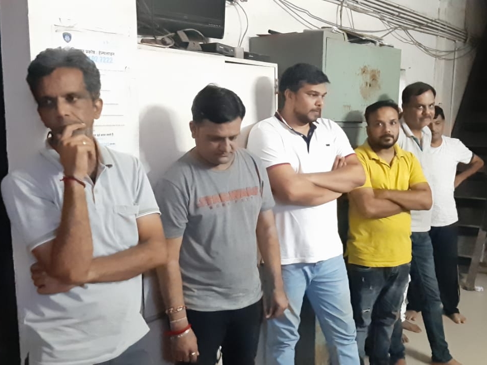 Seven businessmen caught gambling in Vapi GIDC company's office, 9.25 ...
