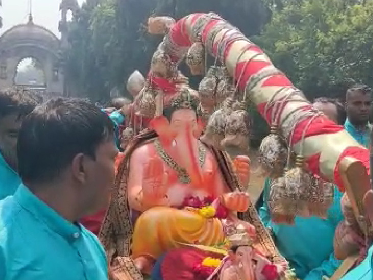 Amid Vedokta mantras and sharnai tunes at the Rajmahal of Vadodara ...