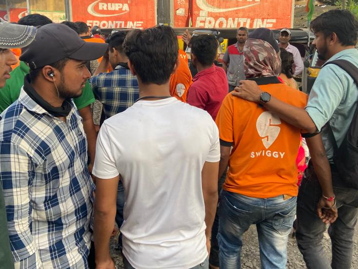 Swiggy Rider was beaten up in Vapi saying why are you late | ફરિયાદ: લેટ કેમ કરો છો કહેતા ...