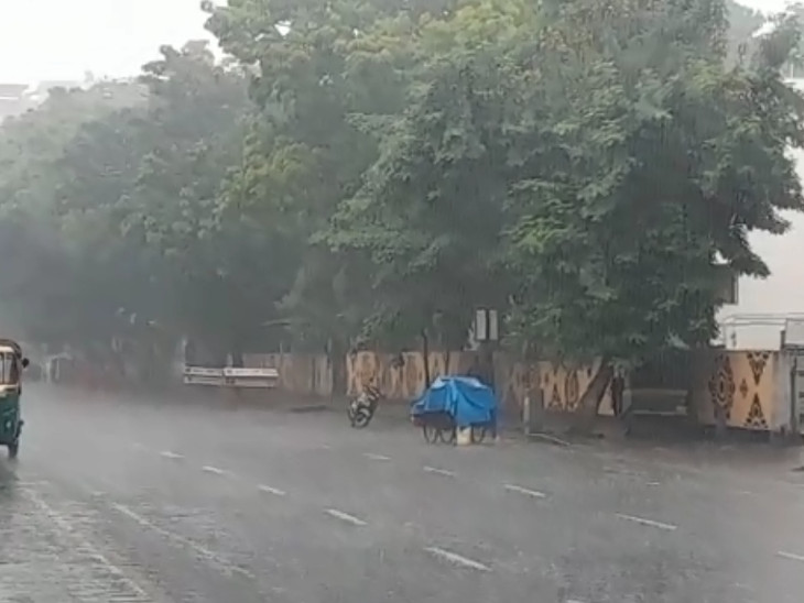 Amidst heavy gusts of rain in Surat, the weather has cooled down, the ...