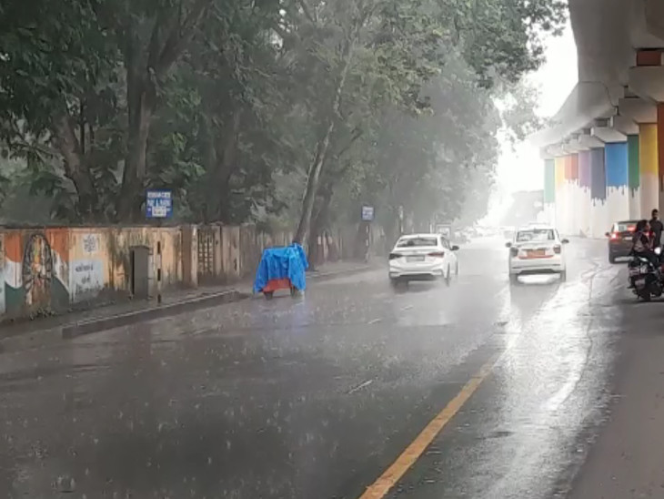 Amidst heavy gusts of rain in Surat, the weather has cooled down, the ...