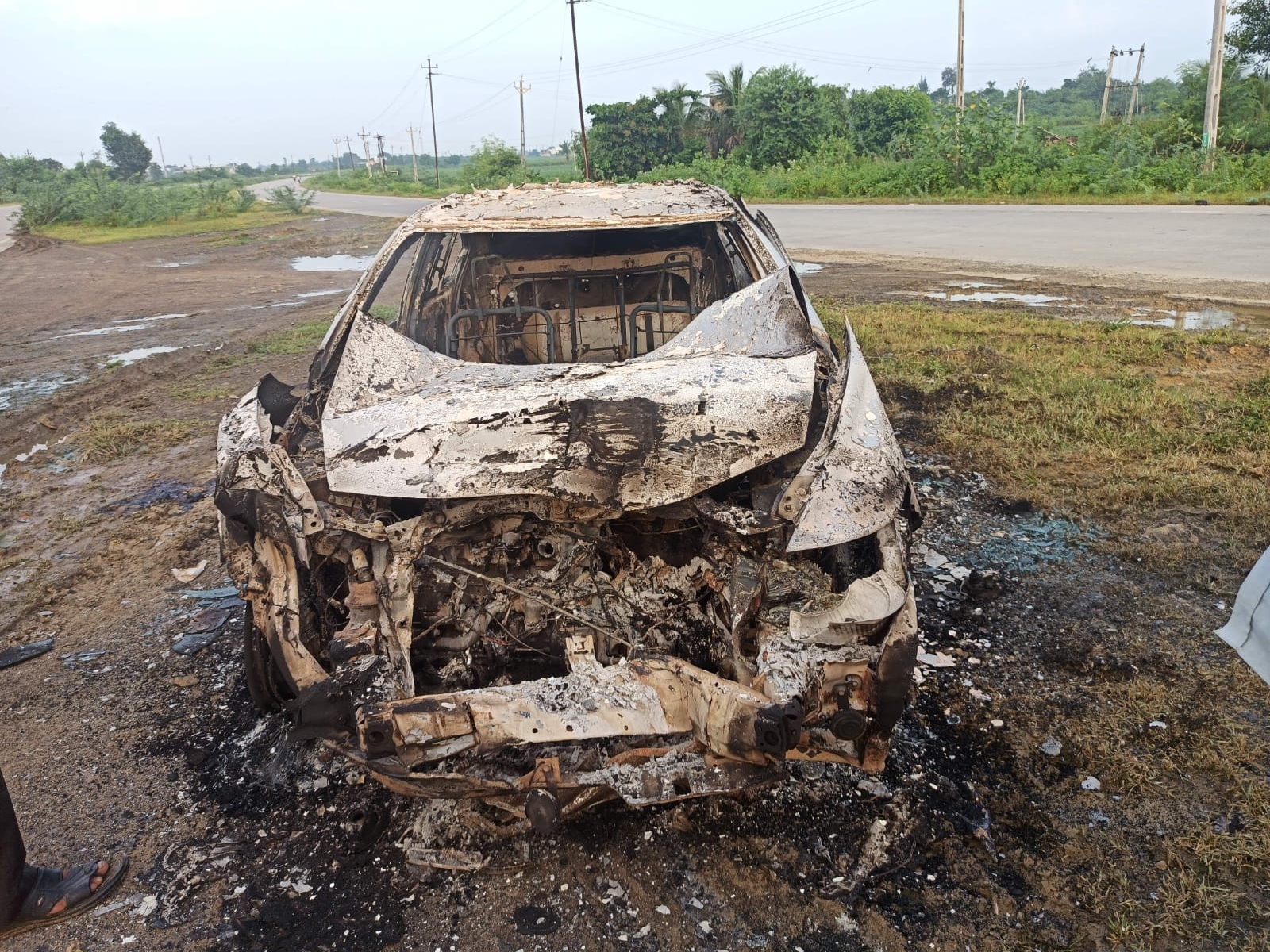 1 killed as CNG car of commuters from Somnath to Sarangpur caught fire ...