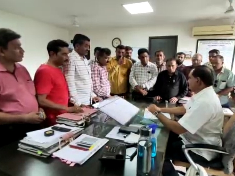 A large number of government employees hit the road in Amreli ...