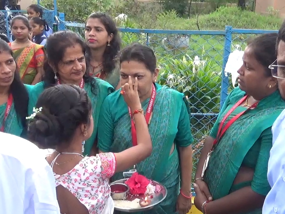 Teacher's day celebration in Segvi village of Valsad, school teachers ...