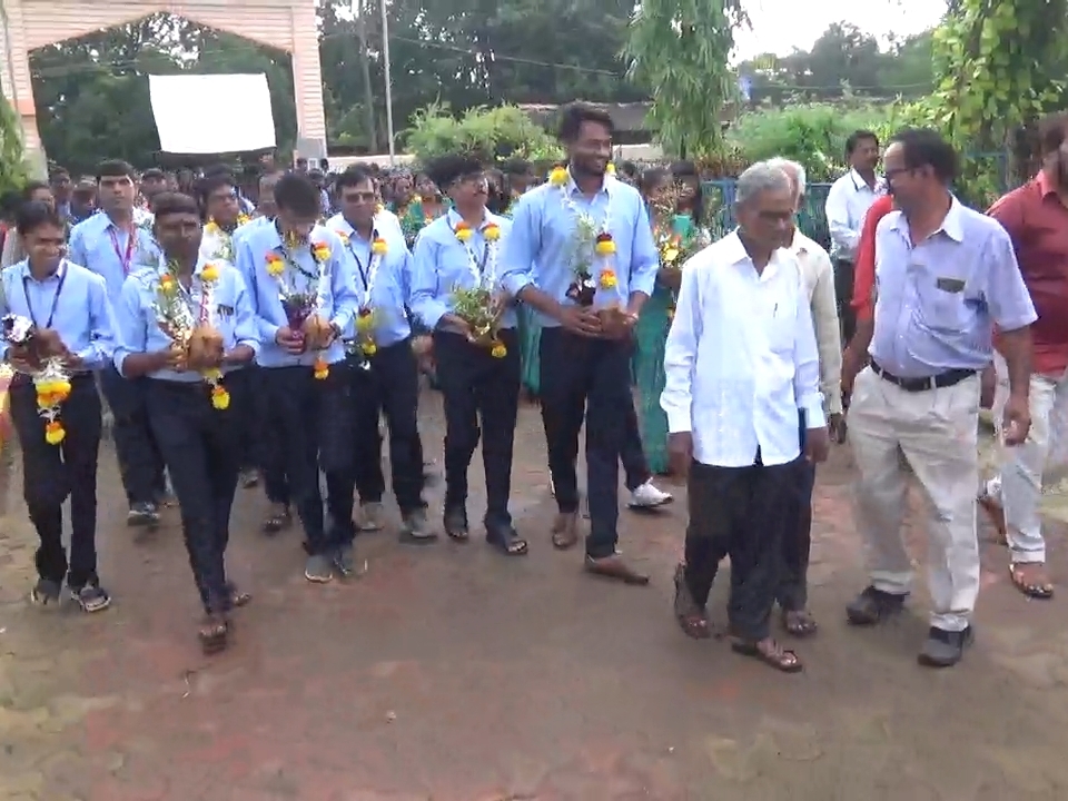 Teacher's day celebration in Segvi village of Valsad, school teachers ...