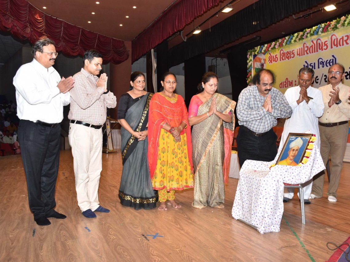 A ceremony to honor the best teachers of the taluka and district level ...