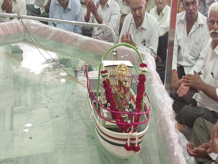 Thakorji performed a Nauka Vihar at the Swaminarayan temple located in ...