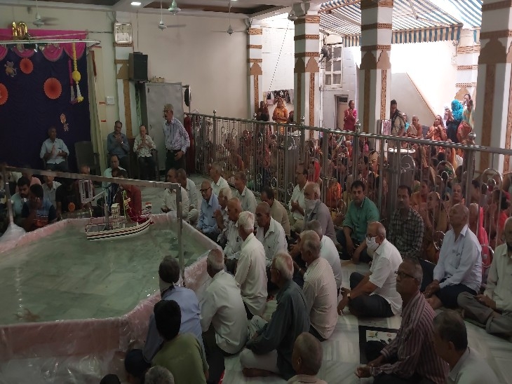 Thakorji performed a Nauka Vihar at the Swaminarayan temple located in ...