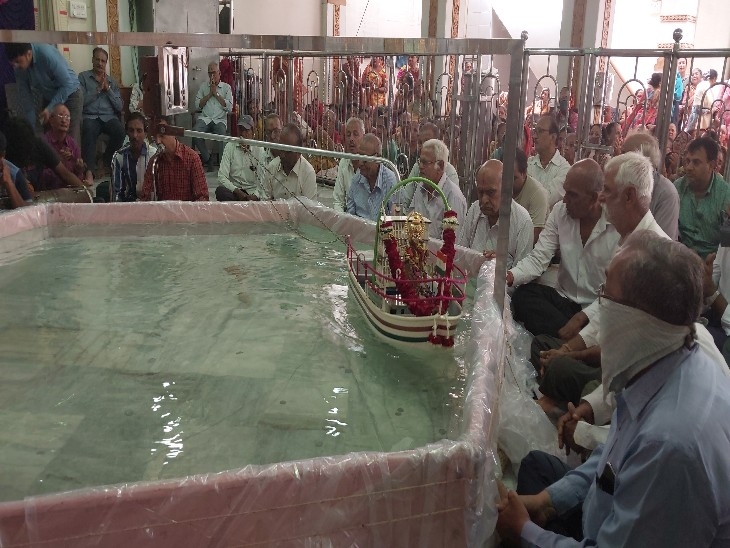 Thakorji performed a Nauka Vihar at the Swaminarayan temple located in ...
