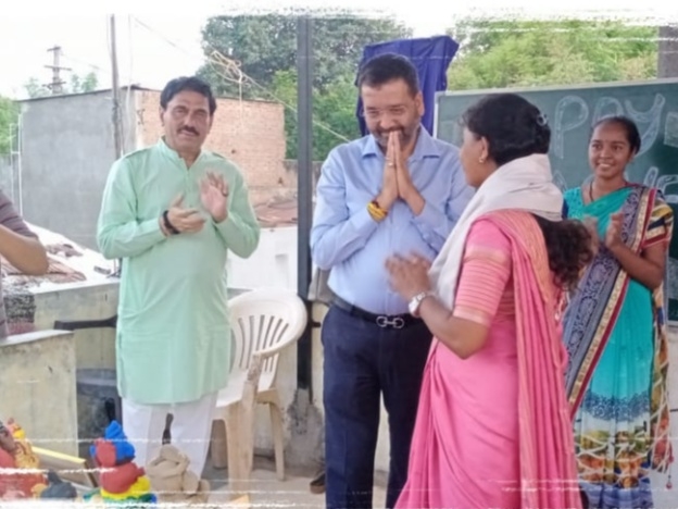 MP honored Heena Tadvi, who provided free education in Anand's slums ...