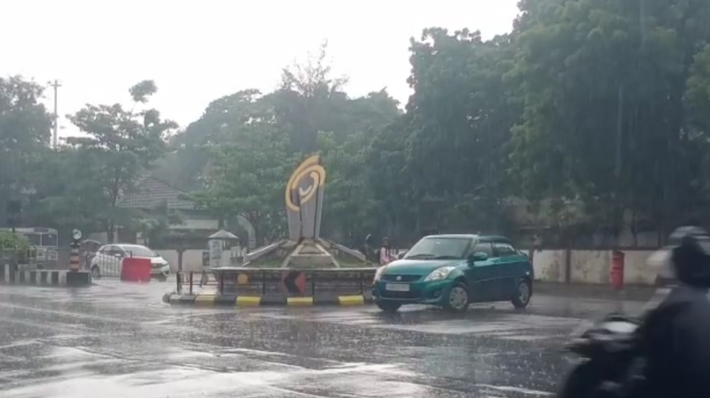 Afternoon in Surat, the weather changed, relief from the rain started ...